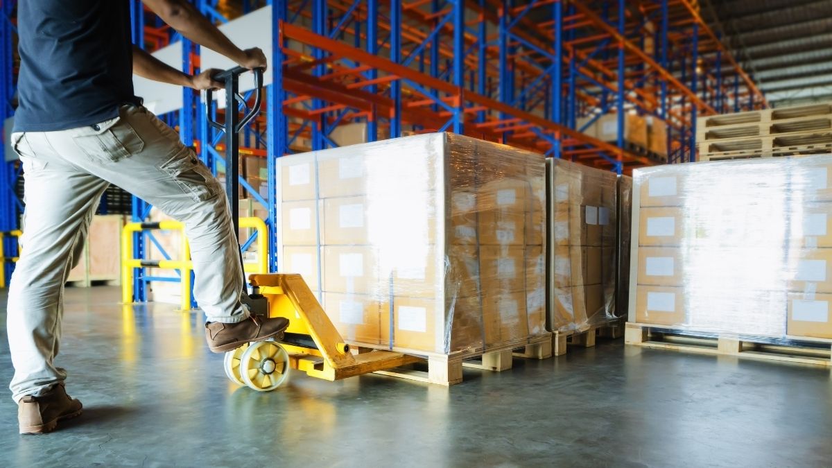 4 Ways Wooden Pallets Benefit Your Warehouse